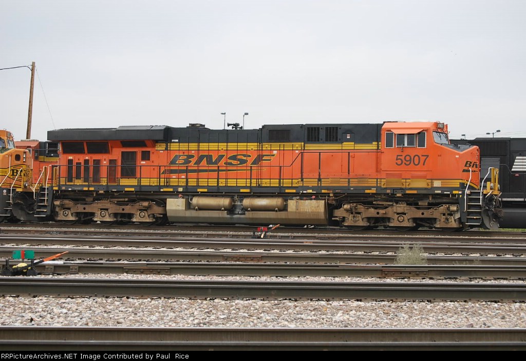 BNSF 5907